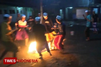 Sepak Bola Api, Tradisi Santri Probolinggo di Bulan Ramadan - TIMES ...