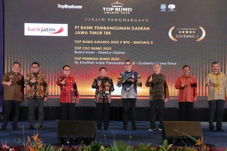 Bank Jatim Boyong Penghargaan di Ajang TOP BUMD Awards 2023 - TIMES Indonesia