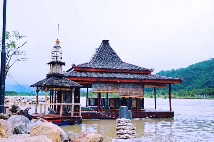 Bupati Pacitan Gelar Tasyakuran Peresmian Masjid Apung Pancer Door ...