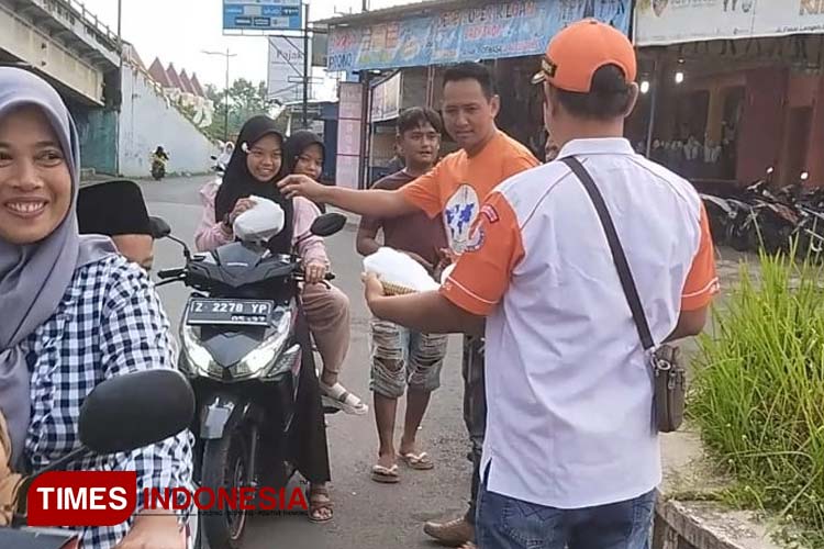 Ramadan Berbagi, Orari Lokal Kota Banjar Bagikan Takjil di Langensari - TIMES Indonesia