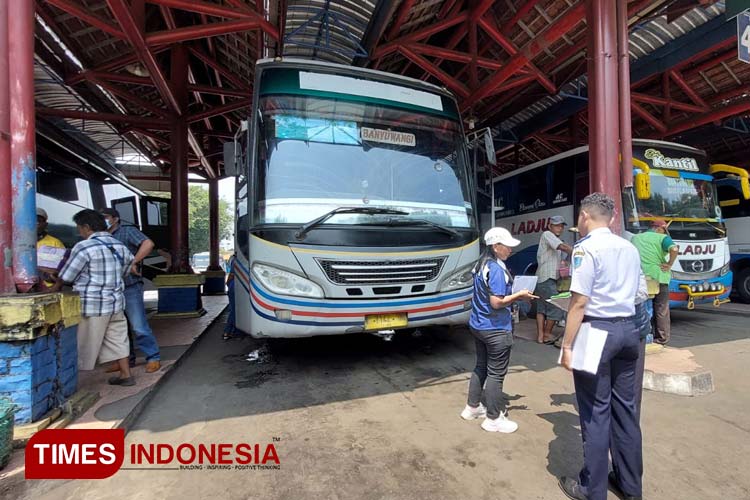 Petugas Gabungan Lakukan Ramp Check Bus Lebaran 2023 di Terminal ...