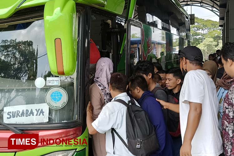 Arus Balik Pemudik Lebaran Padati Terminal Seloaji Ponorogo - TIMES ...