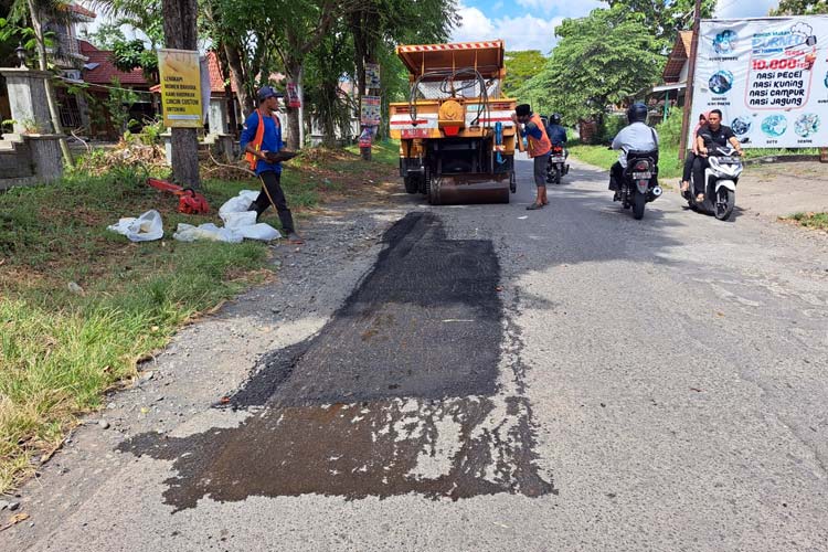 Pemkab Probolinggo Tambal Jalan Rusak di wilayah Paiton - TIMES Indonesia