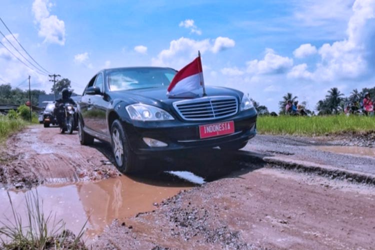 Presiden RI Jokowi Minta Jalan Rusak di Lampung Segera Diperbaiki - TIMES Indonesia