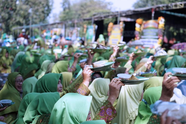 HUT Muslimat NU ke-77, Pecahkan Rekor MURI Makan Kupang Lontong ...