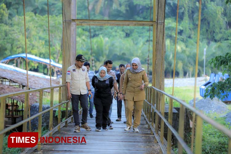 Warga Laporan di Sosmed, Pj Bupati Fitriany dan DPRK Nagan Raya Blusukan ke Desa - TIMES Indonesia
