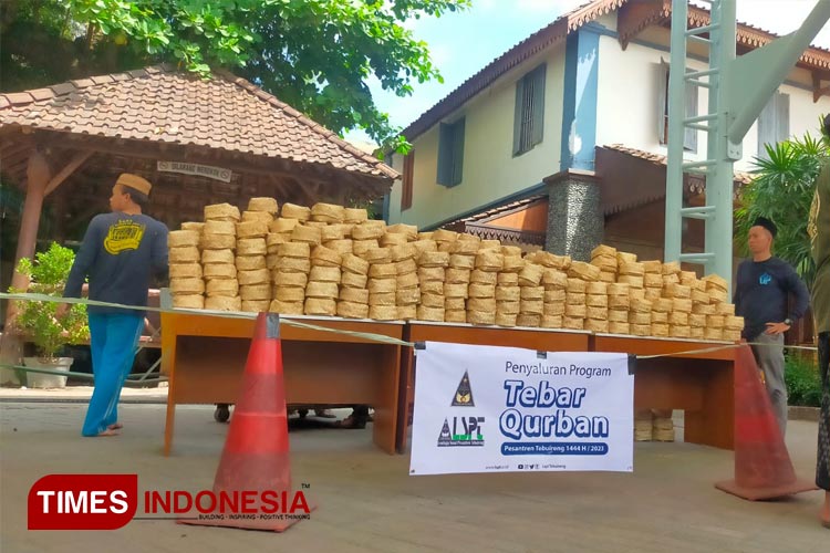 Ramah Lingkungan, Pesantren Tebuireng Gunakan Besek Sebagai Wadah ...