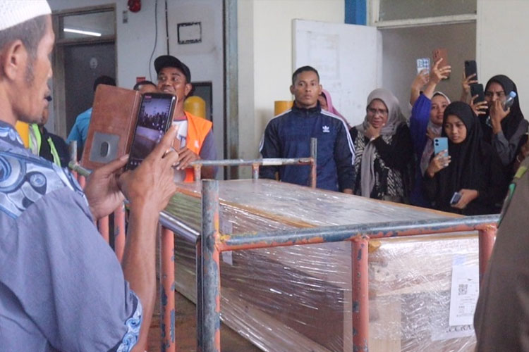 Jenasah Almarhum Jamaludin Maulana Rolobessy Tiba di Ambon - TIMES ...