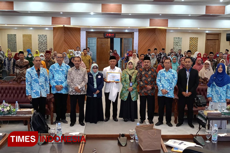 Guru di Tuban Belajar ChatGPT - TIMES Indonesia