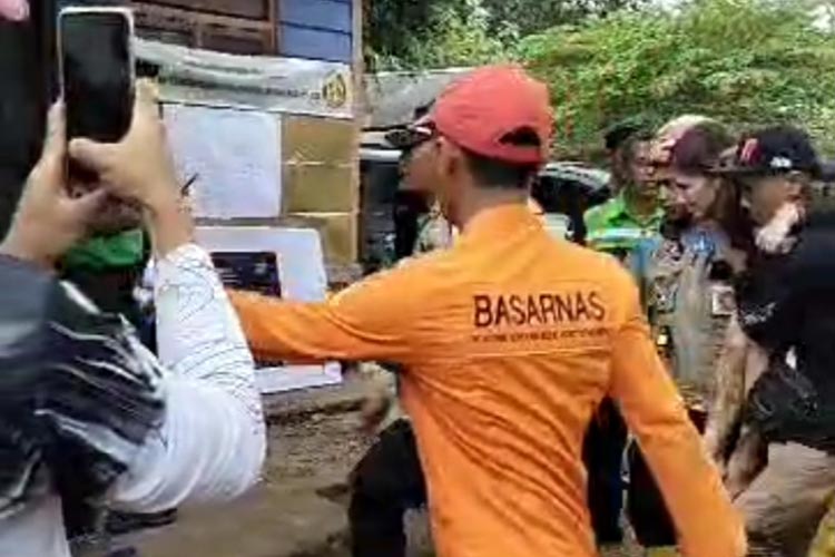 Mahasiswi Asal Spanyol Selamat Setelah Terseret Ombak Pantai Jembatan ... Mahasiswi Asal Spanyol Selamat Setelah Terseret Ombak Pantai Jembatan ...