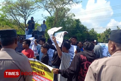 Ratusan Orang Demo ke Kantor Maincont Pembangunan Tol Probowangi di ...