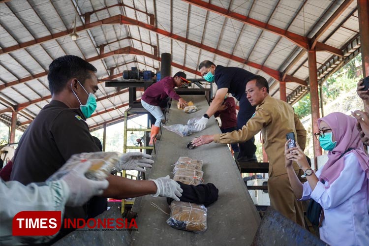 Barang Bukti 79 Perkara Dimusnahkan Kejari Kota Batu - TIMES Indonesia Barang Bukti 79 Perkara Dimusnahkan Kejari Kota Batu - TIMES Indonesia