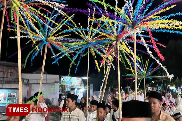 Rayakan 1 Muharram 1445 H, Santri di Probolinggo Pawai Obor Keliling ...
