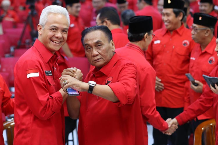 Saat Ganjar dan Bambang Pacul Berpelukan di Konsolidasi Internal PDI Perjuangan - TIMES Indonesia