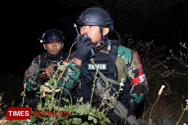Prajurit Intai Amfibi Marinir Laksanakan Infiltrasi Udara Malam Hari ...