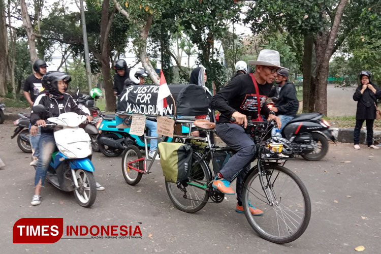 Keluarga Korban Tragedi Kanjuruhan Tagih Janji Jokowi - TIMES Indonesia Keluarga Korban Tragedi Kanjuruhan Tagih Janji Jokowi - TIMES Indonesia