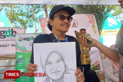 Rusmanto, Seniman Difabel yang Karyanya Laku hingga Jutaan Rupiah - TIMES Indonesia