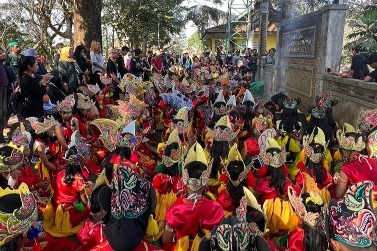 Festival Topeng Malang, Pawai Ratusan Penari ke Makam Mbah Reni - TIMES ...