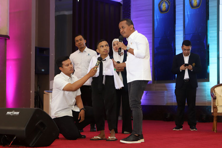 Tiga Maba UB Dapat Beasiswa dan Modal Kerja dari Menteri Investasi ...