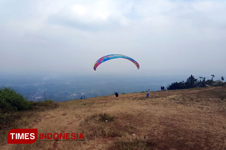 Bukit Paralayang Sidoluhur: A Scenic Escape in Malang - TIMES Indonesia