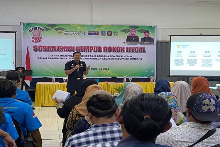 Satpol PP Jombang Sasar Ojol hingga PKL Sosialisasikan Bahaya Rokok Ilegal - TIMES Indonesia