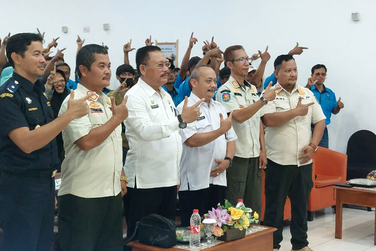 Satpol PP Jombang Sasar Ojol hingga PKL Sosialisasikan Bahaya Rokok Ilegal - TIMES Indonesia