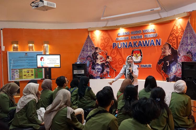 KPU Jatim Berikan Edukasi Pemilu ke Pemilih Muda - TIMES Indonesia