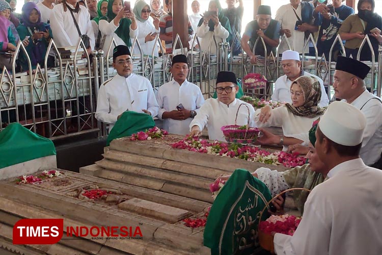 Cak Imin Ziarah Wali Songo: Berdoa di Makam Sunan Gresik - TIMES Indonesia