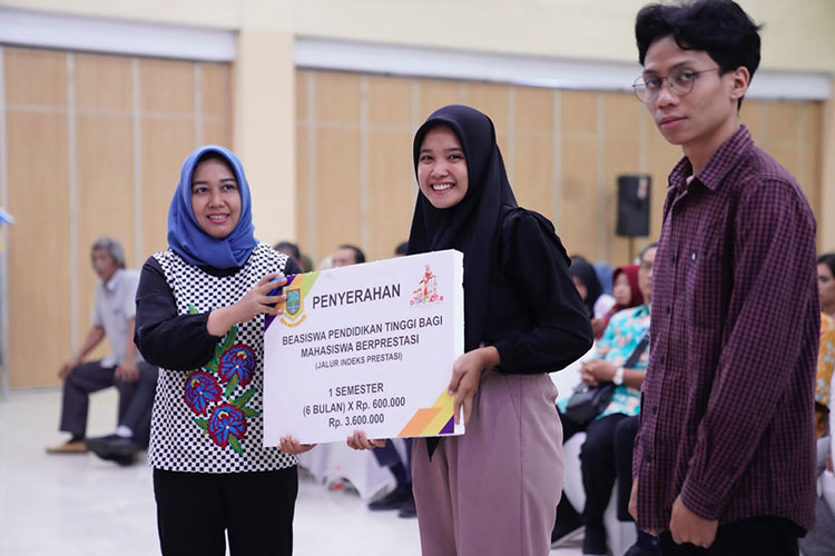 Wali Kota Mojokerto Berikan Beasiswa Mahasiswa Berprestasi - TIMES Indonesia