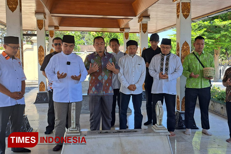 Kenang Jasa Para Pahlawan, Ini Pesan PKS DIY Saat Ziarah ke Taman Makam Pahlawan - TIMES Indonesia