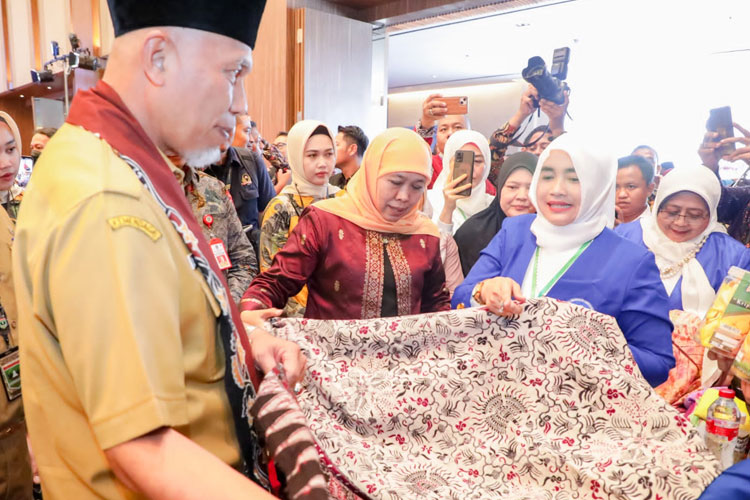 Hari Batik Nasional 2023, Gubernur Khofifah Ajak Lestarikan dan Promosikan Batik Lokal Khas ...