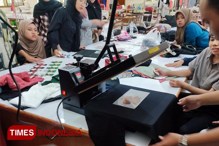 Inovasi Mahasiswa Tata Busana UM dengan Teknik Sablon DTF - TIMES Indonesia