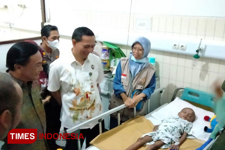 Jenguk Bocah Disiksa Keluarganya di Malang, Kompolnas Minta Kasus ...