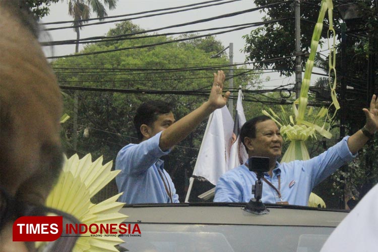 Bangga Diantar Mobil Buatan Anak Indonesia, Prabowo-Gibran Pawai ke KPU ...