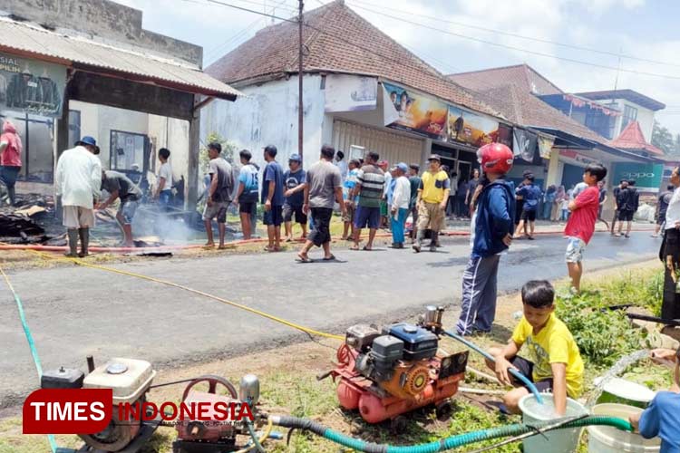 Polresta Banyuwangi Tampil Heroik Padamkan Kebakaran Rumah Times