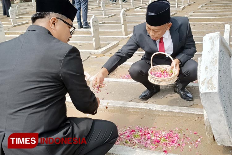 Hari Pahlawan, Bupati Ponorogo dan Forkopimda Lakukan Tabur Bunga di ...