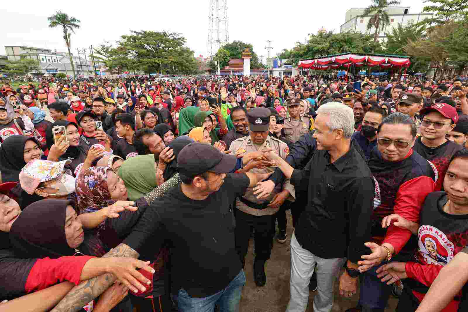 Bahagianya Ribuan Warga Sumut Senam Bareng Ganjar Pranowo - TIMES Indonesia