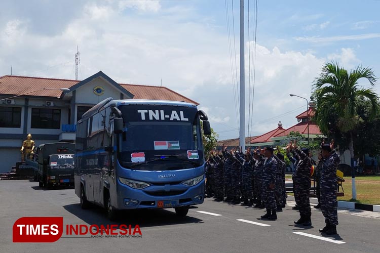 TNI AL Lepas Bantuan Kemanusiaan dari Banyuwangi untuk Rakyat Palestina ...