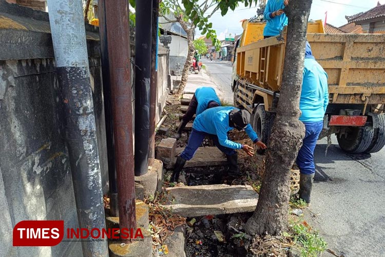 Antisipasi Banjir, Dinas PUPR Kota Denpasar Sterilisasi Parit dan Drainase dari Sampah - TIMES ...