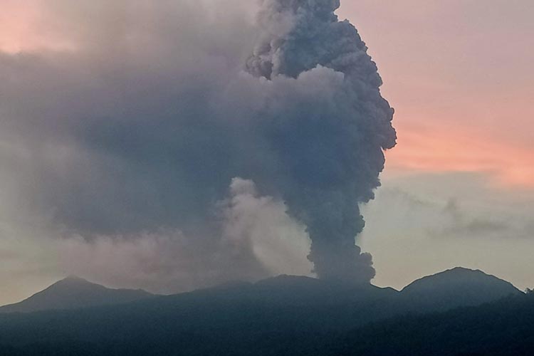 Terjadi Erupsi, Gunung Api Dukono Tobelo Berstatus Waspada - TIMES ...