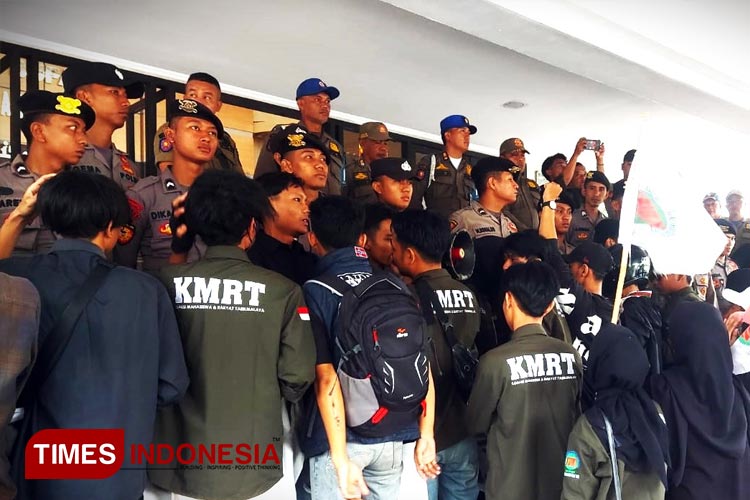 KMRT Unjuk Rasa di Gedung Bupati Tasikmalaya, Tuntut Keterbukaan Informasi DPA - TIMES Indonesia