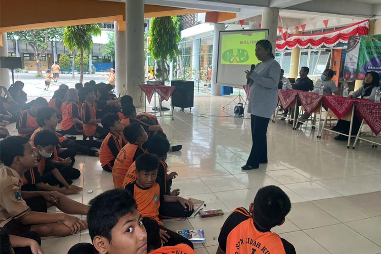 Tim PKM Prodi Ilmu Keolahragaan FIKK Unesa Edukasi Anti Bullying ke ...