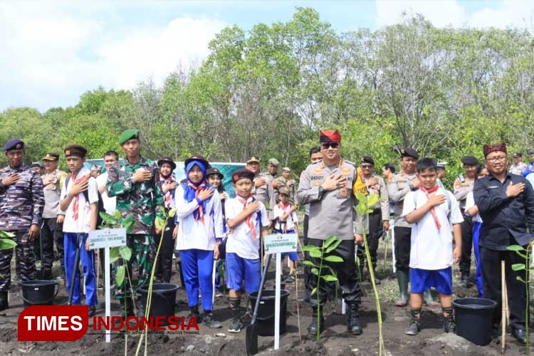 Pakde Sugirah Puji Aksi Kongkrit Penanaman Ribuan Mangrove Polresta Banyuwangi - TIMES Indonesia