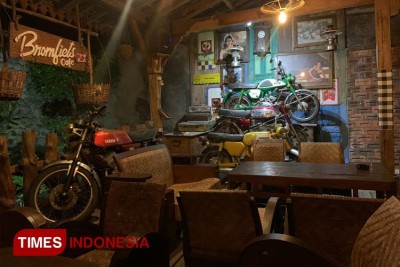 Cafe Bromfiets Blitar Hadirkan Kenangan Nostalgia Benda Klasik - TIMES ...