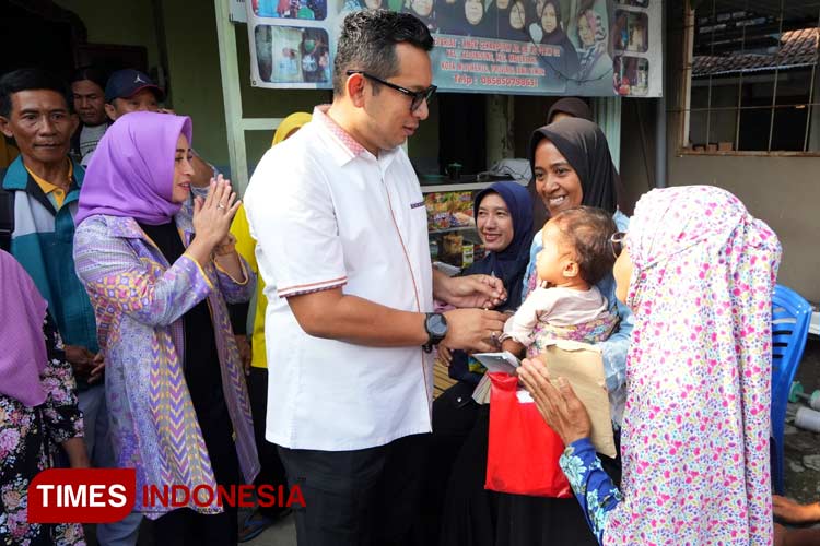 Blusukan, Pj Wali Kota Mojokerto Sidak Proyek Strategis Hingga Bagi Bantuan - TIMES Indonesia