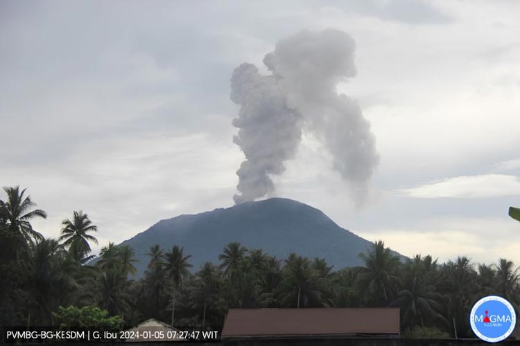 Erupsi Gunung Ibu, Muntahkan Abu Vulkanik Setinggi 1.000 Meter - TIMES Indonesia