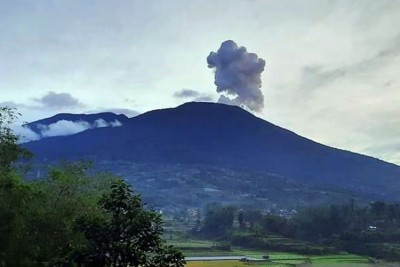 Gunung Marapi Sumatera Barat Kembali Erupsi - TIMES Indonesia