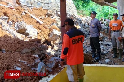 Tanah Longsor di Nawangan Pacitan Timpa Rumah Warga - TIMES Indonesia