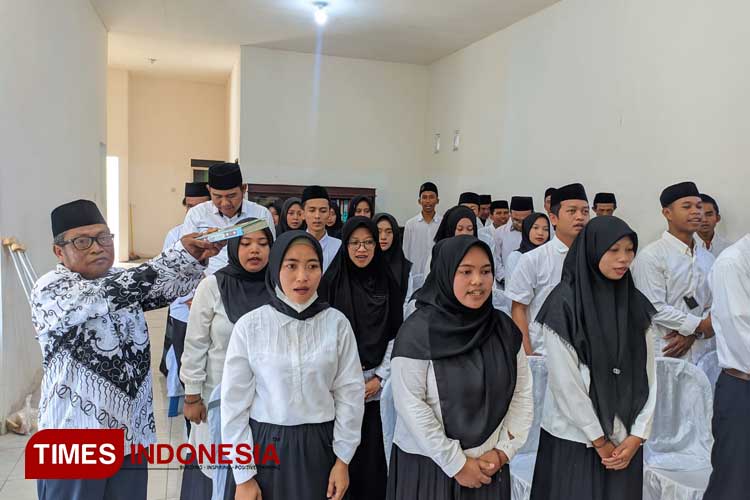 Saat Disabilitas di Bondowoso Dilantik Jadi KPPS Pemilu 2024 - TIMES ...