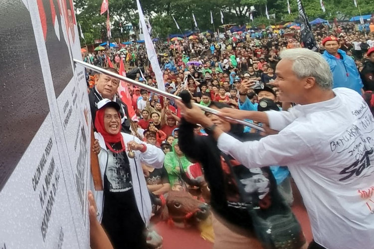 Di Tengah Ribuan Warga Malang, Ganjar Ajak Simulasi Coblos Nomor 3 ... Di Tengah Ribuan Warga Malang, Ganjar Ajak Simulasi Coblos Nomor 3 ...